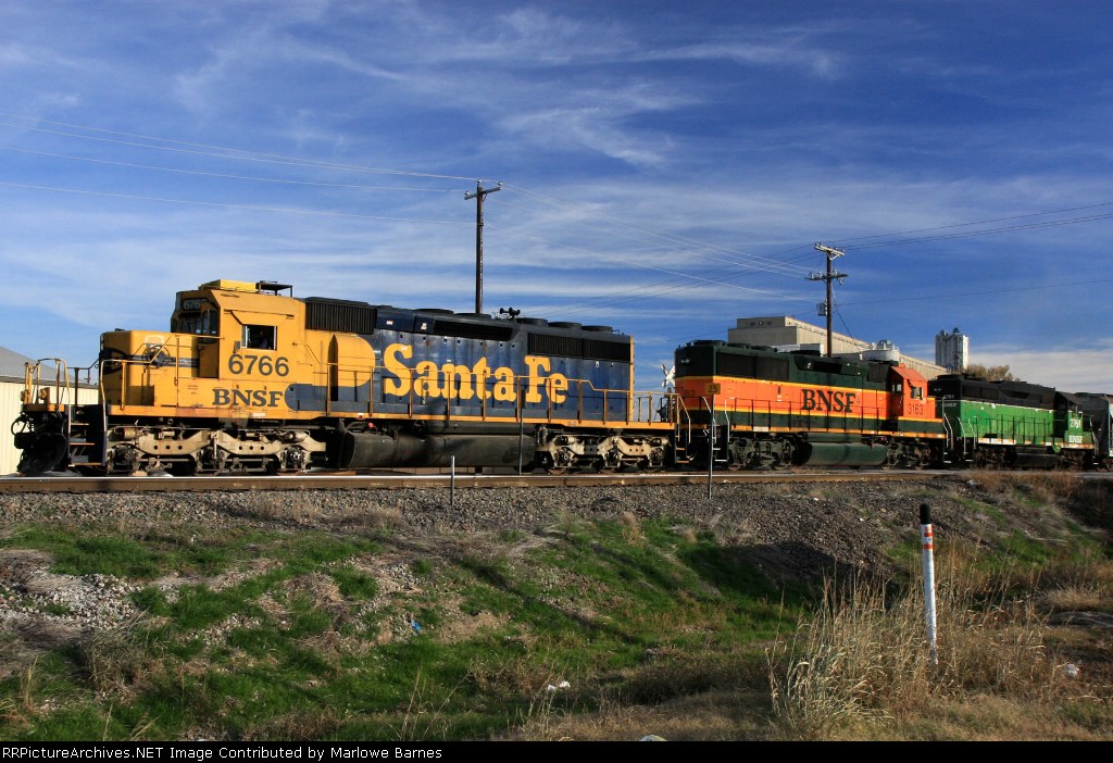 BNSF 6766 leads a northbound shuttle